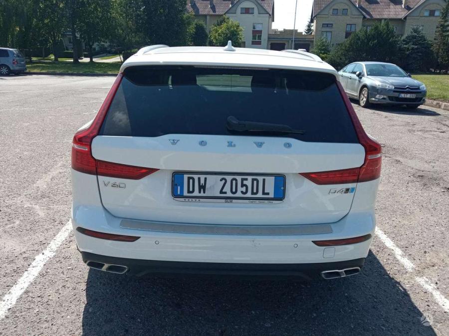 White Volvo V60 Cross Country 2019 in Panevezys, with an engine capacity of 1.97 L and mileage of 282 thousand km for 16100 €, photo 14 on AUTOMOTO.COM.LV