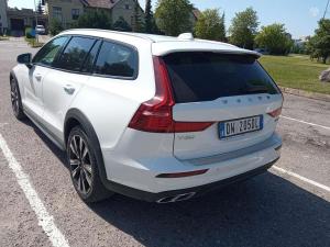White Volvo V60 Cross Country 2019 in Panevezys, with an engine capacity of 1.97 L and mileage of 282 thousand km for 16100 €, photo 15 on AUTOMOTO.COM.LV