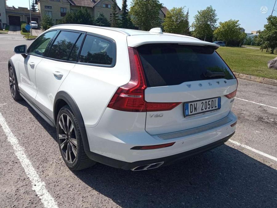 White Volvo V60 Cross Country 2019 in Panevezys, with an engine capacity of 1.97 L and mileage of 282 thousand km for 16100 €, photo 15 on AUTOMOTO.COM.LV