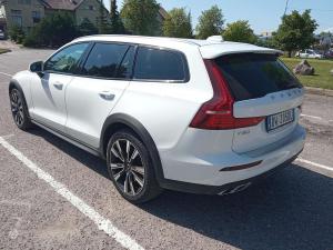 White Volvo V60 Cross Country 2019 in Panevezys, with an engine capacity of 1.97 L and mileage of 282 thousand km for 16100 €, photo 16 on AUTOMOTO.COM.LV