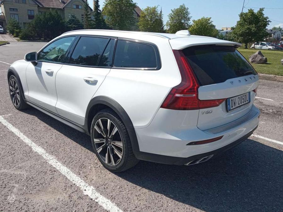 White Volvo V60 Cross Country 2019 in Panevezys, with an engine capacity of 1.97 L and mileage of 282 thousand km for 16100 €, photo 16 on AUTOMOTO.COM.LV