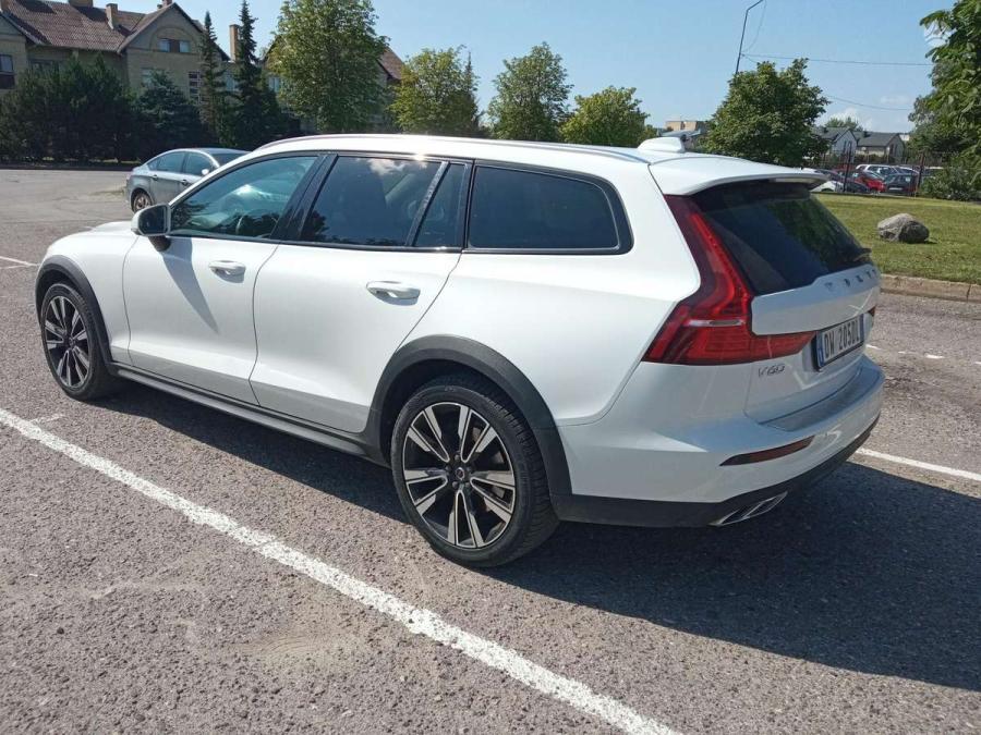 White Volvo V60 Cross Country 2019 in Panevezys, with an engine capacity of 1.97 L and mileage of 282 thousand km for 16100 €, photo 17 on AUTOMOTO.COM.LV
