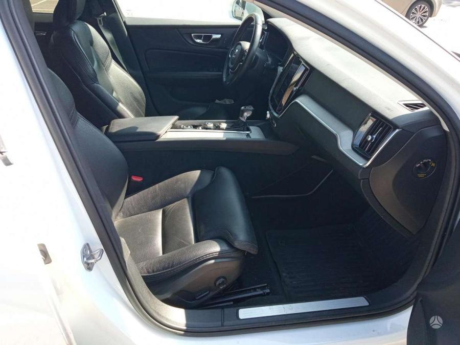 White Volvo V60 Cross Country 2019 in Panevezys, with an engine capacity of 1.97 L and mileage of 282 thousand km for 16100 €, photo 19 on AUTOMOTO.COM.LV