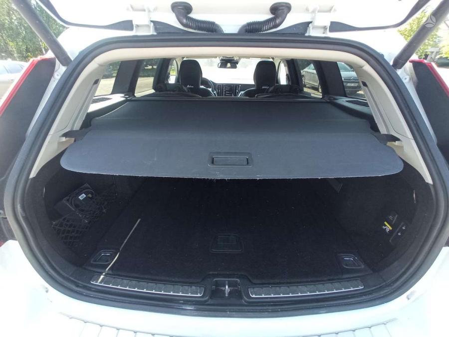 White Volvo V60 Cross Country 2019 in Panevezys, with an engine capacity of 1.97 L and mileage of 282 thousand km for 16100 €, photo 23 on AUTOMOTO.COM.LV