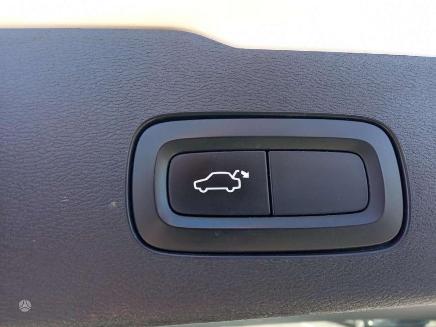 White Volvo V60 Cross Country 2019 in Panevezys, with an engine capacity of 1.97 L and mileage of 282 thousand km for 16100 €, photo 25 on AUTOMOTO.COM.LV