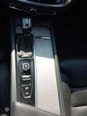 White Volvo V60 Cross Country 2019 in Panevezys, with an engine capacity of 1.97 L and mileage of 282 thousand km for 16100 €, photo 27 on AUTOMOTO.COM.LV