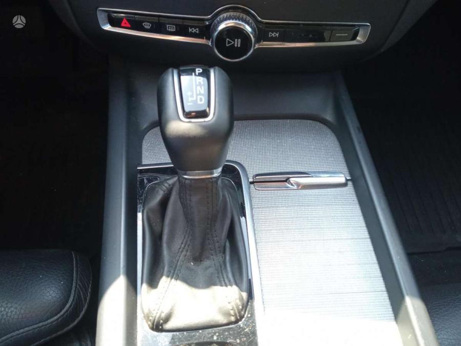 White Volvo V60 Cross Country 2019 in Panevezys, with an engine capacity of 1.97 L and mileage of 282 thousand km for 16100 €, photo 28 on AUTOMOTO.COM.LV