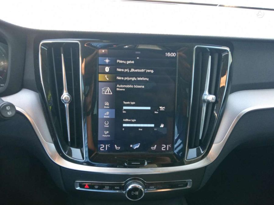 White Volvo V60 Cross Country 2019 in Panevezys, with an engine capacity of 1.97 L and mileage of 282 thousand km for 16100 €, photo 29 on AUTOMOTO.COM.LV