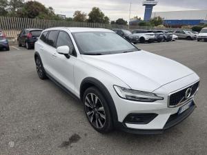 White Volvo V60 Cross Country 2019 in Panevezys, with an engine capacity of 1.97 L and mileage of 282 thousand km for 16100 €, photo 57 on AUTOMOTO.COM.LV