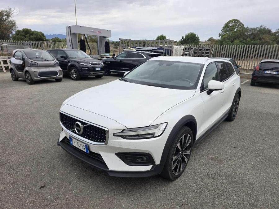 White Volvo V60 Cross Country 2019 in Panevezys, with an engine capacity of 1.97 L and mileage of 282 thousand km for 16100 €, photo 59 on AUTOMOTO.COM.LV