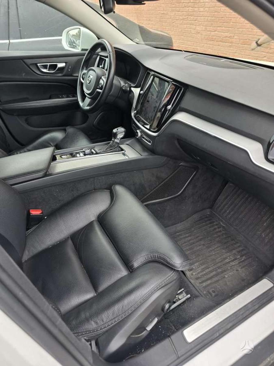 White Volvo V60 Cross Country 2019 in Panevezys, with an engine capacity of 1.97 L and mileage of 282 thousand km for 16100 €, photo 69 on AUTOMOTO.COM.LV