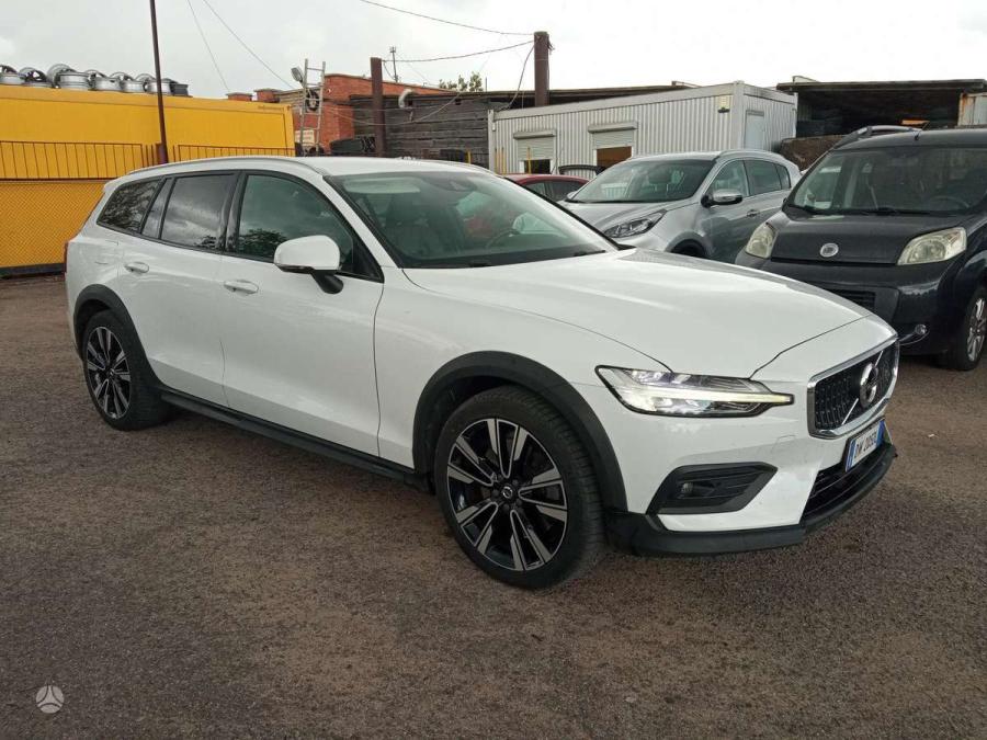 Balts Volvo V60 Cross Country 2019 Panevēža, ar dzinēja tilpumu 1.97 L un nobraukumu 282 tūkst. km par 12900 €, foto 1 vietnē AUTOMOTO.COM.LV