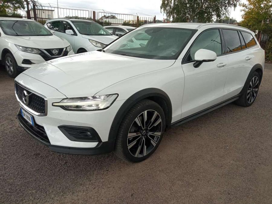Balts Volvo V60 Cross Country 2019 Panevēža, ar dzinēja tilpumu 1.97 L un nobraukumu 282 tūkst. km par 12900 €, foto 8 vietnē AUTOMOTO.COM.LV