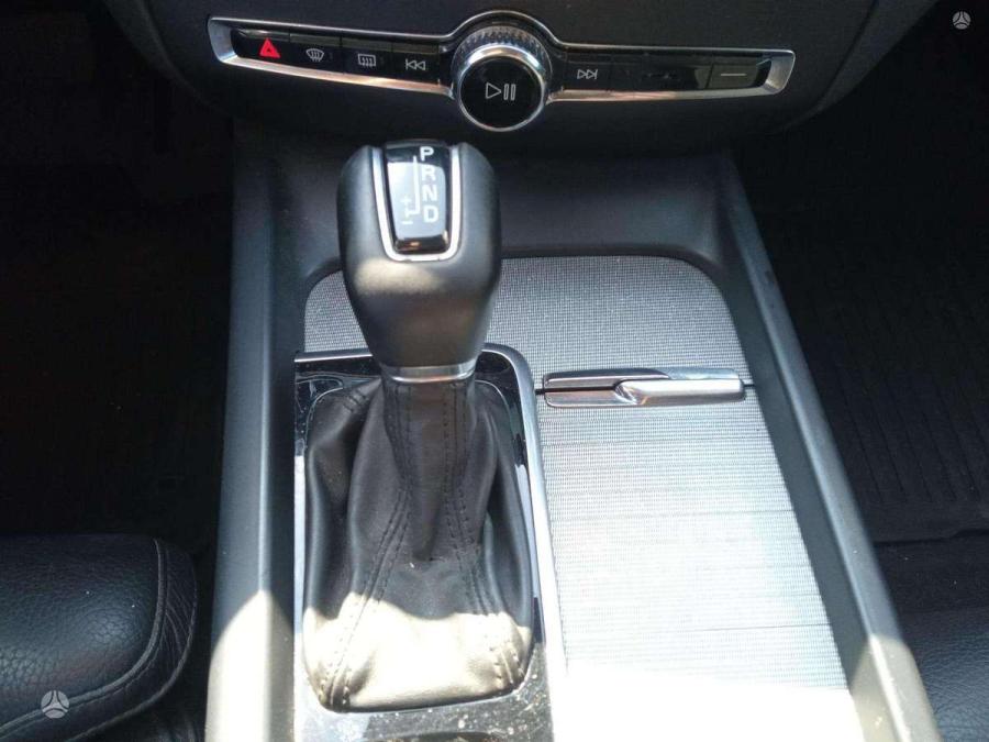 Balts Volvo V60 Cross Country 2019 Panevēža, ar dzinēja tilpumu 1.97 L un nobraukumu 282 tūkst. km par 12900 €, foto 24 vietnē AUTOMOTO.COM.LV