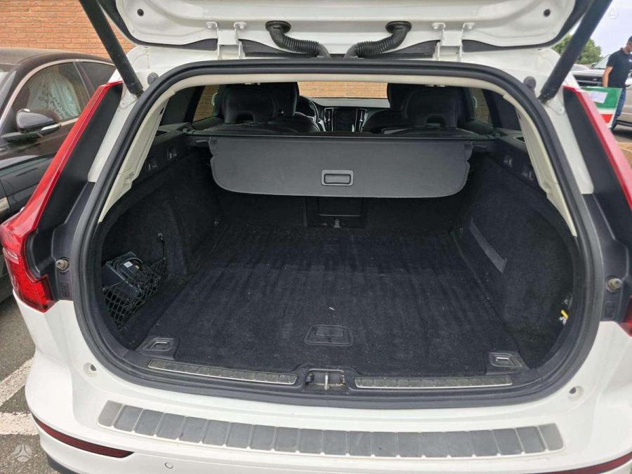 Balts Volvo V60 Cross Country 2019 Panevēža, ar dzinēja tilpumu 1.97 L un nobraukumu 282 tūkst. km par 12900 €, foto 44 vietnē AUTOMOTO.COM.LV