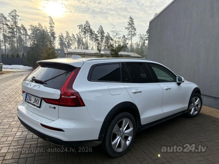 Белый Вольво V60 Cross Country 2020 в Таллин, объемом двигателя 2.00 л и пробегом 165 тыс. км за 24500 €, фото 2 на AUTOMOTO.COM.LV