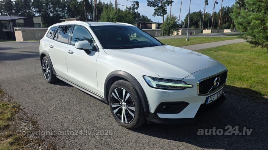Белый Вольво V60 Cross Country 2020 в Таллин, объемом двигателя 2.00 л и пробегом 206 тыс. км за 18490 €, фото 1 на AUTOMOTO.COM.LV