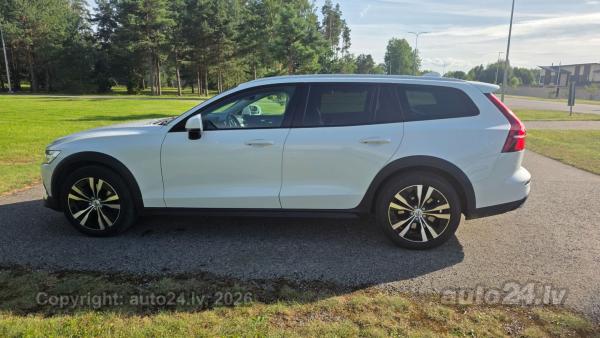 White Volvo V60 Cross Country 2020 in Tallinn, with an engine capacity of 2.00 L and mileage of 206 thousand km for 18490 €, photo 4 on AUTOMOTO.COM.LV