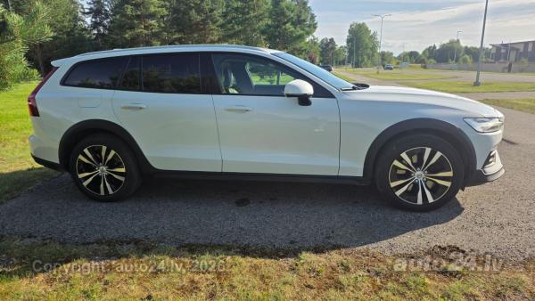 White Volvo V60 Cross Country 2020 in Tallinn, with an engine capacity of 2.00 L and mileage of 206 thousand km for 18490 €, photo 5 on AUTOMOTO.COM.LV
