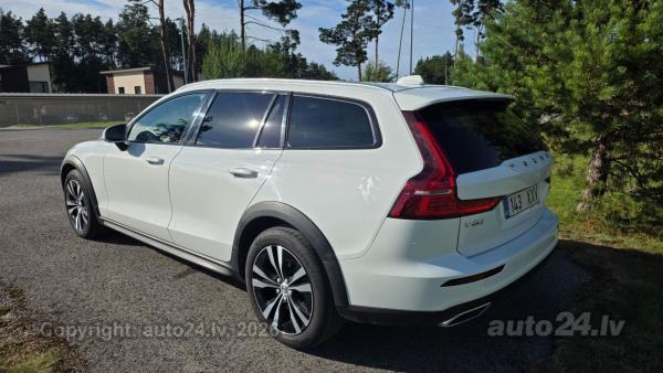 White Volvo V60 Cross Country 2020 in Tallinn, with an engine capacity of 2.00 L and mileage of 206 thousand km for 18490 €, photo 7 on AUTOMOTO.COM.LV