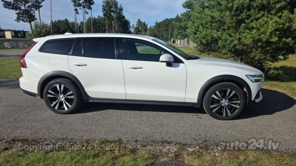 White Volvo V60 Cross Country 2020 in Tallinn, with an engine capacity of 2.00 L and mileage of 206 thousand km for 18490 €, photo 9 on AUTOMOTO.COM.LV