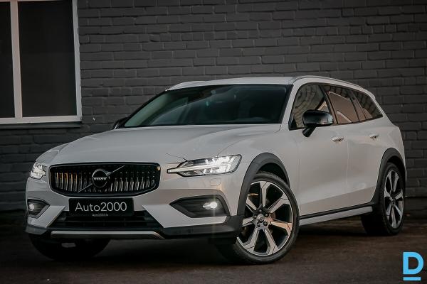 White Volvo V60 Cross Country 2021 in Tukums, with an engine capacity of 2.00 L and mileage of 208 thousand km for 22700 €, photo 1 on AUTOMOTO.COM.LV