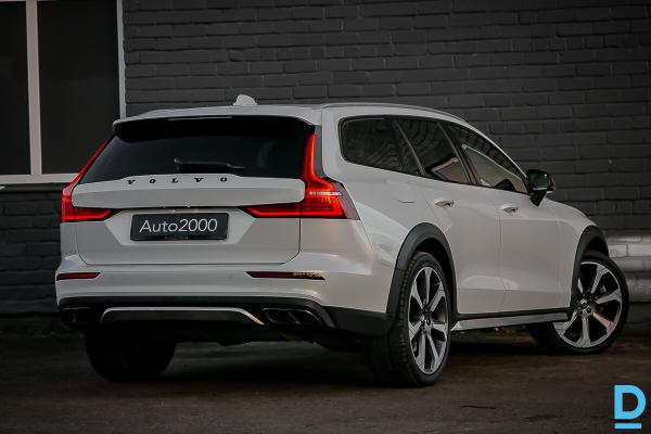 White Volvo V60 Cross Country 2021 in Tukums, with an engine capacity of 2.00 L and mileage of 208 thousand km for 22700 €, photo 2 on AUTOMOTO.COM.LV