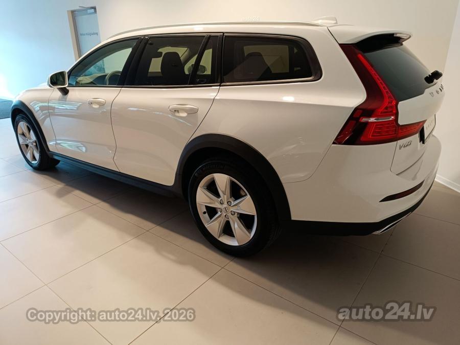 Белый Вольво V60 Cross Country 2021 в Таллин, объемом двигателя 2.00 л и пробегом 165 тыс. км за 24990 €, фото 3 на AUTOMOTO.COM.LV