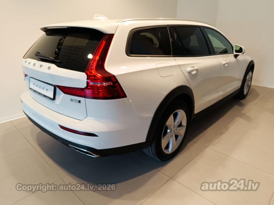 Белый Вольво V60 Cross Country 2021 в Таллин, объемом двигателя 2.00 л и пробегом 165 тыс. км за 24990 €, фото 4 на AUTOMOTO.COM.LV