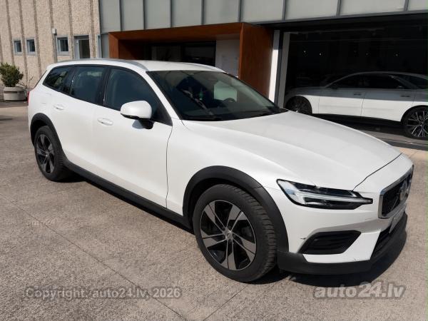 Balts Volvo V60 Cross Country 2023 Tallina, ar dzinēja tilpumu 2.00 L un nobraukumu 225 tūkst. km par 23900 €, foto 1 vietnē AUTOMOTO.COM.LV