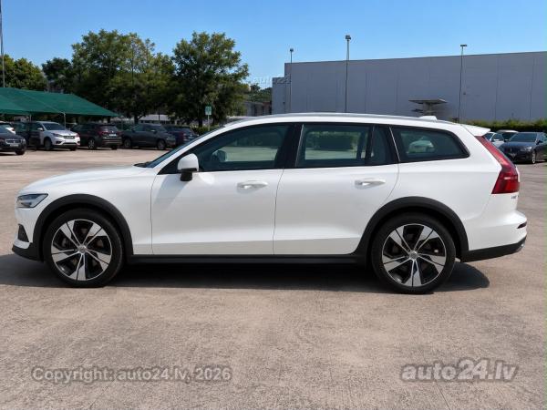 Balts Volvo V60 Cross Country 2023 Tallina, ar dzinēja tilpumu 2.00 L un nobraukumu 225 tūkst. km par 23900 €, foto 4 vietnē AUTOMOTO.COM.LV