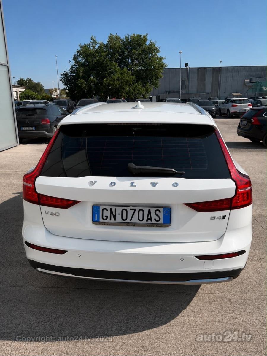Balts Volvo V60 Cross Country 2023 Tallina, ar dzinēja tilpumu 2.00 L un nobraukumu 225 tūkst. km par 23900 €, foto 7 vietnē AUTOMOTO.COM.LV