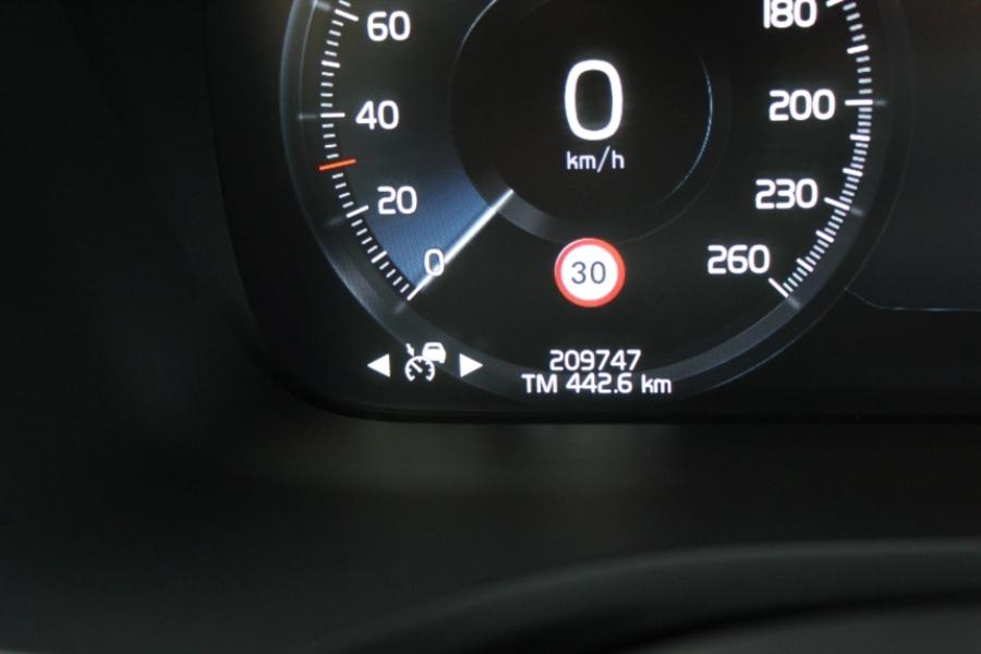 Green Volvo V60 2018 in Riga, with an engine capacity of 2.00 L and mileage of 210 thousand km for 14250 €, photo 9 on AUTOMOTO.COM.LV