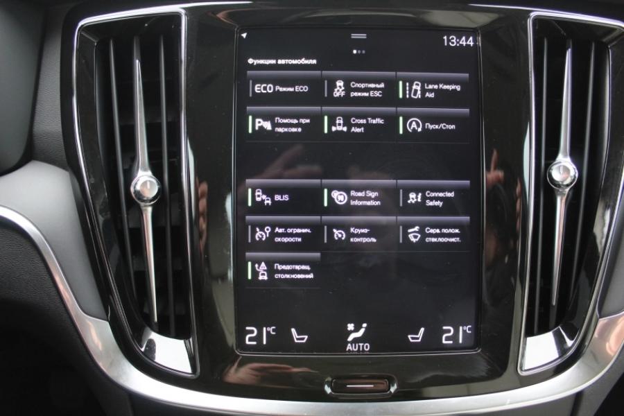 Green Volvo V60 2018 in Riga, with an engine capacity of 2.00 L and mileage of 210 thousand km for 14250 €, photo 11 on AUTOMOTO.COM.LV