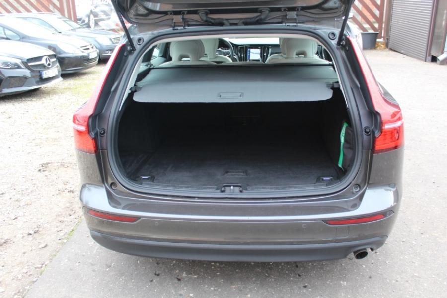 Green Volvo V60 2018 in Riga, with an engine capacity of 2.00 L and mileage of 210 thousand km for 14250 €, photo 15 on AUTOMOTO.COM.LV