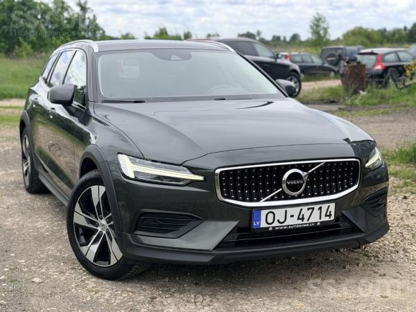 Green Volvo V60 2019 in Riga, with an engine capacity of 2.00 L and mileage of 208 thousand km for 18995 €, photo 1 on AUTOMOTO.COM.LV