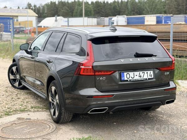 Green Volvo V60 2019 in Riga, with an engine capacity of 2.00 L and mileage of 208 thousand km for 18995 €, photo 2 on AUTOMOTO.COM.LV
