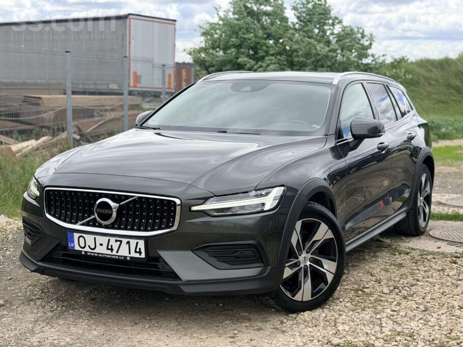 Green Volvo V60 2019 in Riga, with an engine capacity of 2.00 L and mileage of 208 thousand km for 18995 €, photo 4 on AUTOMOTO.COM.LV