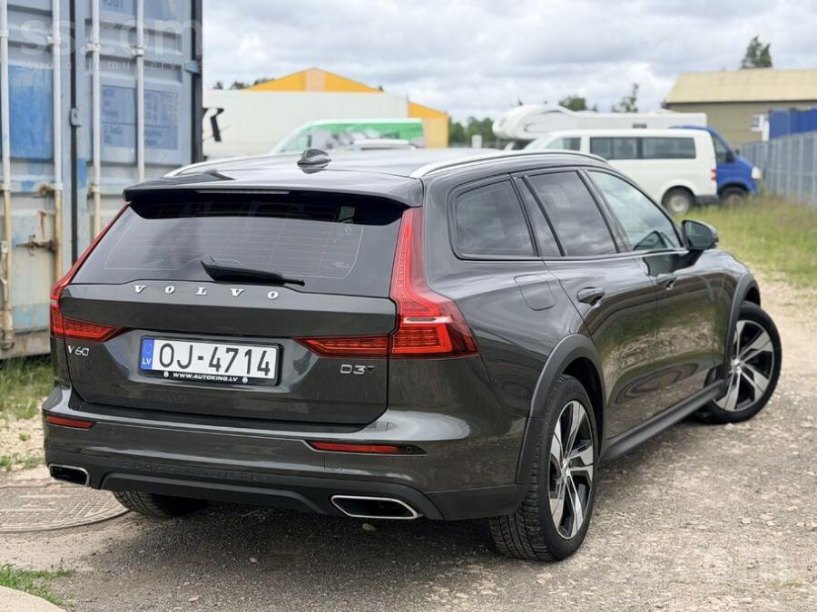 Green Volvo V60 2019 in Riga, with an engine capacity of 2.00 L and mileage of 208 thousand km for 18995 €, photo 5 on AUTOMOTO.COM.LV