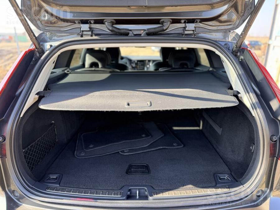 Green Volvo V60 2019 in Riga, with an engine capacity of 2.00 L and mileage of 208 thousand km for 18995 €, photo 6 on AUTOMOTO.COM.LV