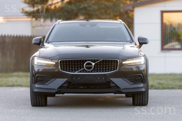 Green Volvo V60 2019 in Jelgava, with an engine capacity of 2.00 L and mileage of 0 thousand km for 18950 €, photo 3 on AUTOMOTO.COM.LV