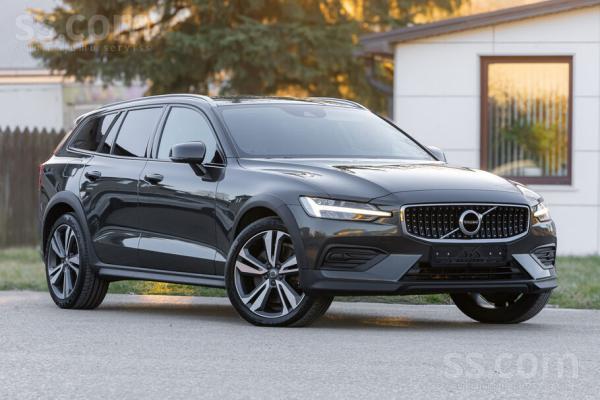 Green Volvo V60 2019 in Jelgava, with an engine capacity of 2.00 L and mileage of 0 thousand km for 18950 €, photo 4 on AUTOMOTO.COM.LV
