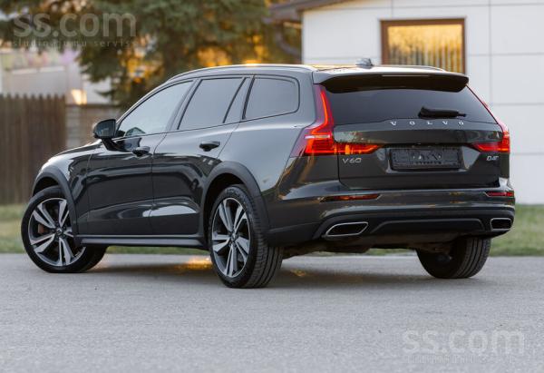 Green Volvo V60 2019 in Jelgava, with an engine capacity of 2.00 L and mileage of 0 thousand km for 18950 €, photo 5 on AUTOMOTO.COM.LV