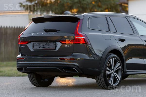 Green Volvo V60 2019 in Jelgava, with an engine capacity of 2.00 L and mileage of 0 thousand km for 18950 €, photo 8 on AUTOMOTO.COM.LV