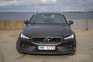 Zaļš Volvo V60 2020 Rīga, ar dzinēja tilpumu 2.00 L un nobraukumu 190 tūkst. km par 19500 €, foto 3 vietnē AUTOMOTO.COM.LV