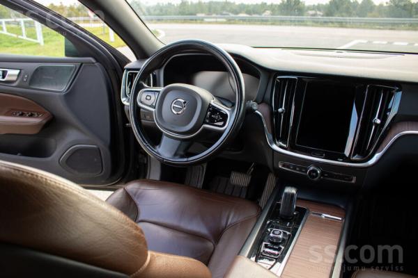 Zaļš Volvo V60 2020 Rīga, ar dzinēja tilpumu 2.00 L un nobraukumu 190 tūkst. km par 19500 €, foto 9 vietnē AUTOMOTO.COM.LV