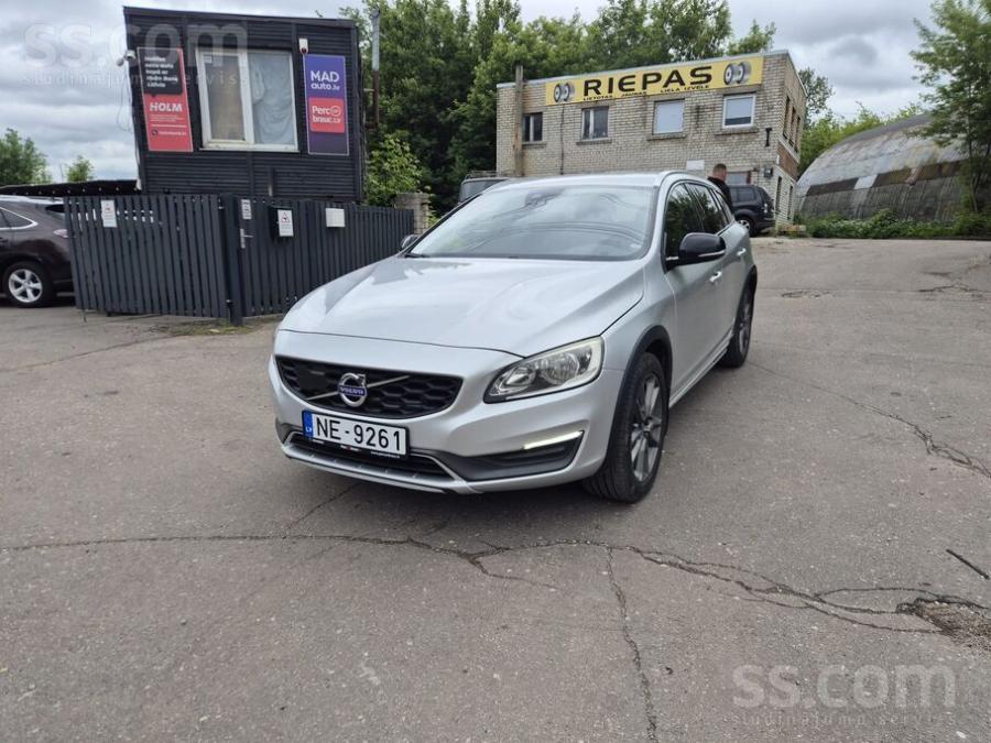 Pelēks Volvo V60 2015 Rīga, ar dzinēja tilpumu 2.40 L un nobraukumu 225 tūkst. km par 10990 €, foto 1 vietnē AUTOMOTO.COM.LV