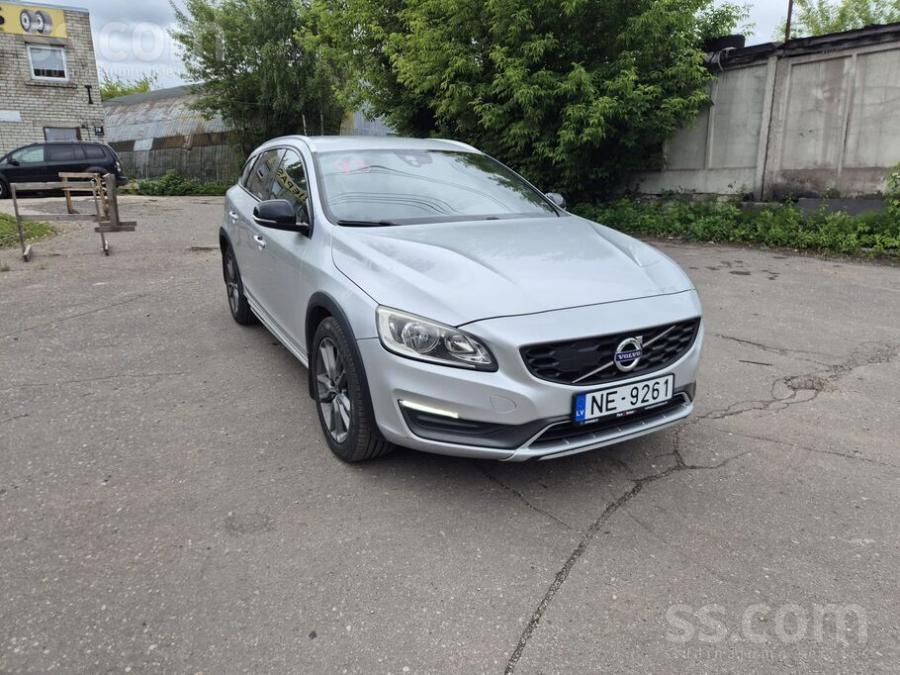 Pelēks Volvo V60 2015 Rīga, ar dzinēja tilpumu 2.40 L un nobraukumu 225 tūkst. km par 10990 €, foto 3 vietnē AUTOMOTO.COM.LV