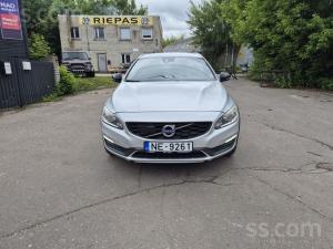 Pelēks Volvo V60 2015 Rīga, ar dzinēja tilpumu 2.40 L un nobraukumu 225 tūkst. km par 10990 €, foto 4 vietnē AUTOMOTO.COM.LV