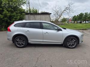 Pelēks Volvo V60 2015 Rīga, ar dzinēja tilpumu 2.40 L un nobraukumu 225 tūkst. km par 10990 €, foto 6 vietnē AUTOMOTO.COM.LV
